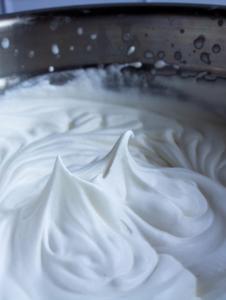 How to Make Homemade Whipped Cream with Heavy Cream – The Art of ...