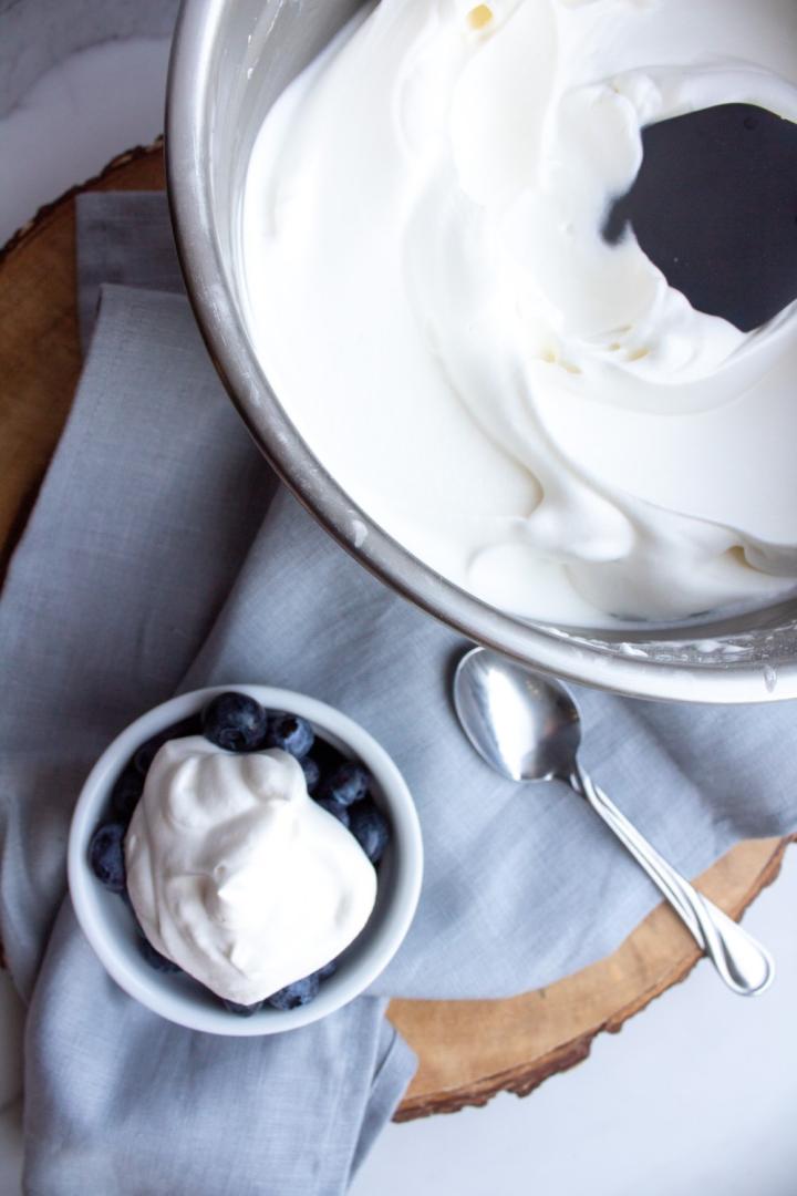 How to Make Homemade Whipped Cream with Heavy Cream – The Art of ...